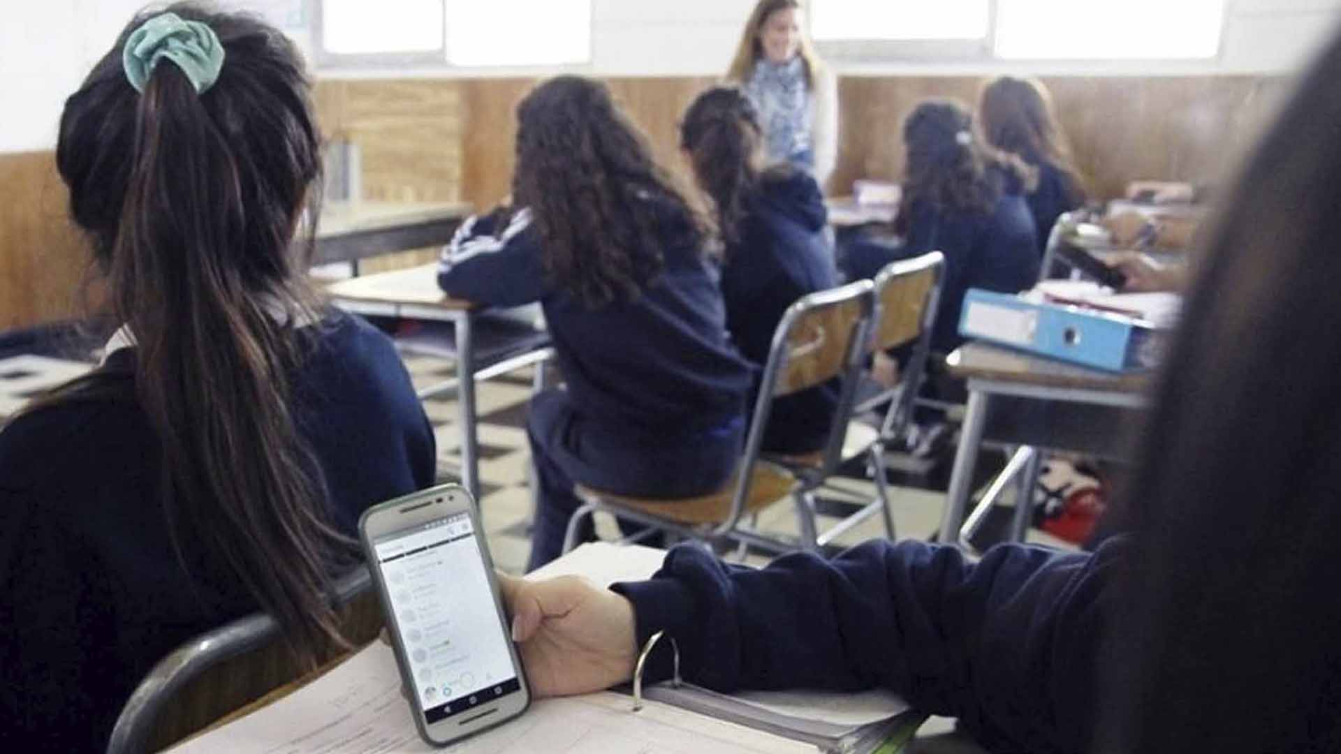 Promulgan Ley 32385 que restringe uso de celulares en colegios ...